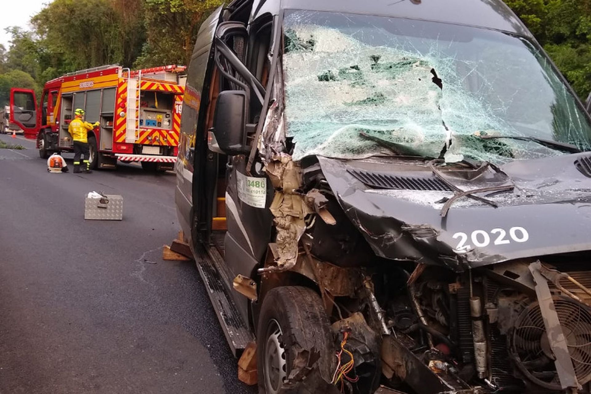 Colisão entre van e caminhão deixa seis feridos na BR-282