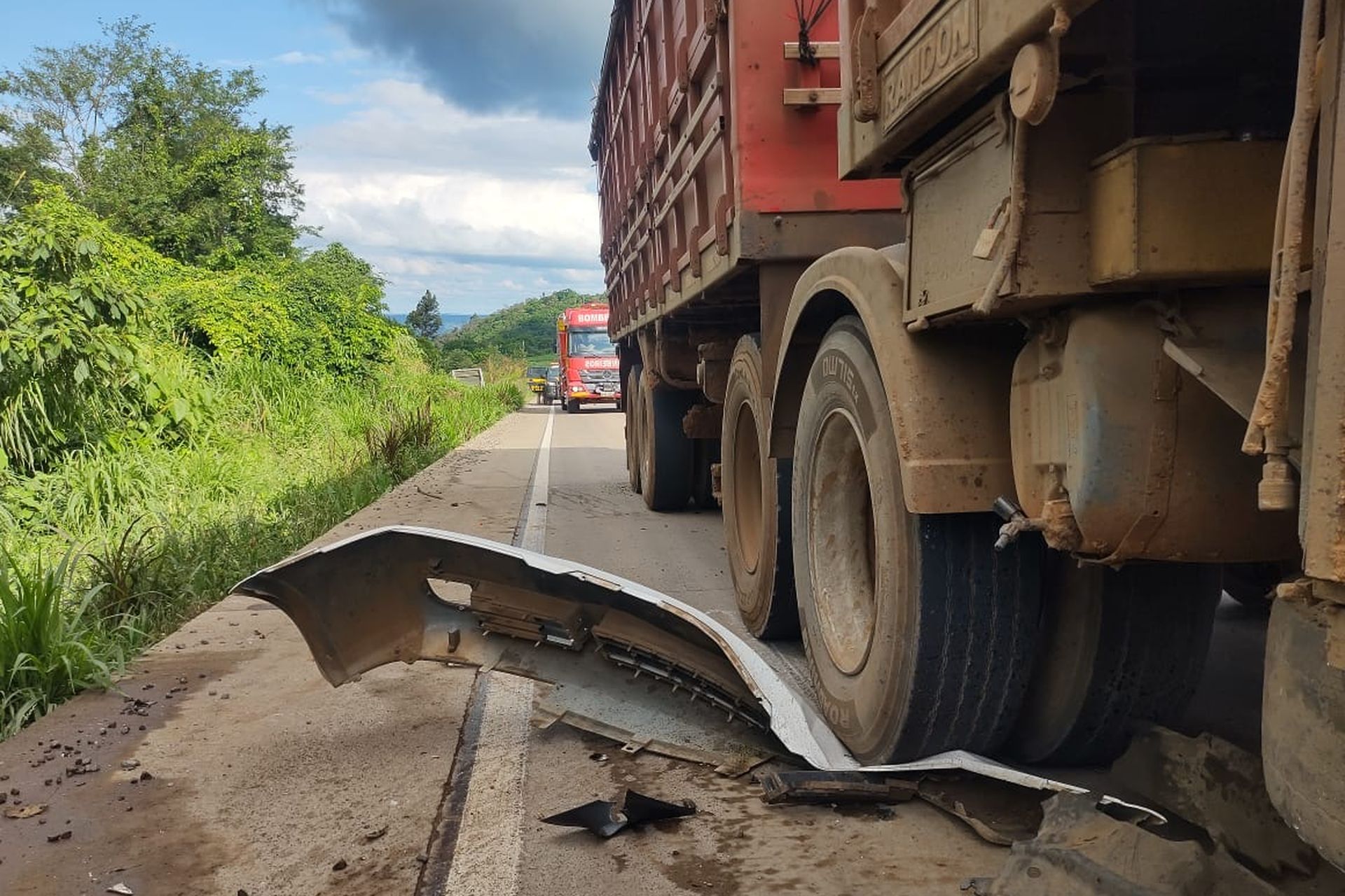 Colisão frontal entre carro e carreta deixa homem ferido na BR 163, em Guaraciaba