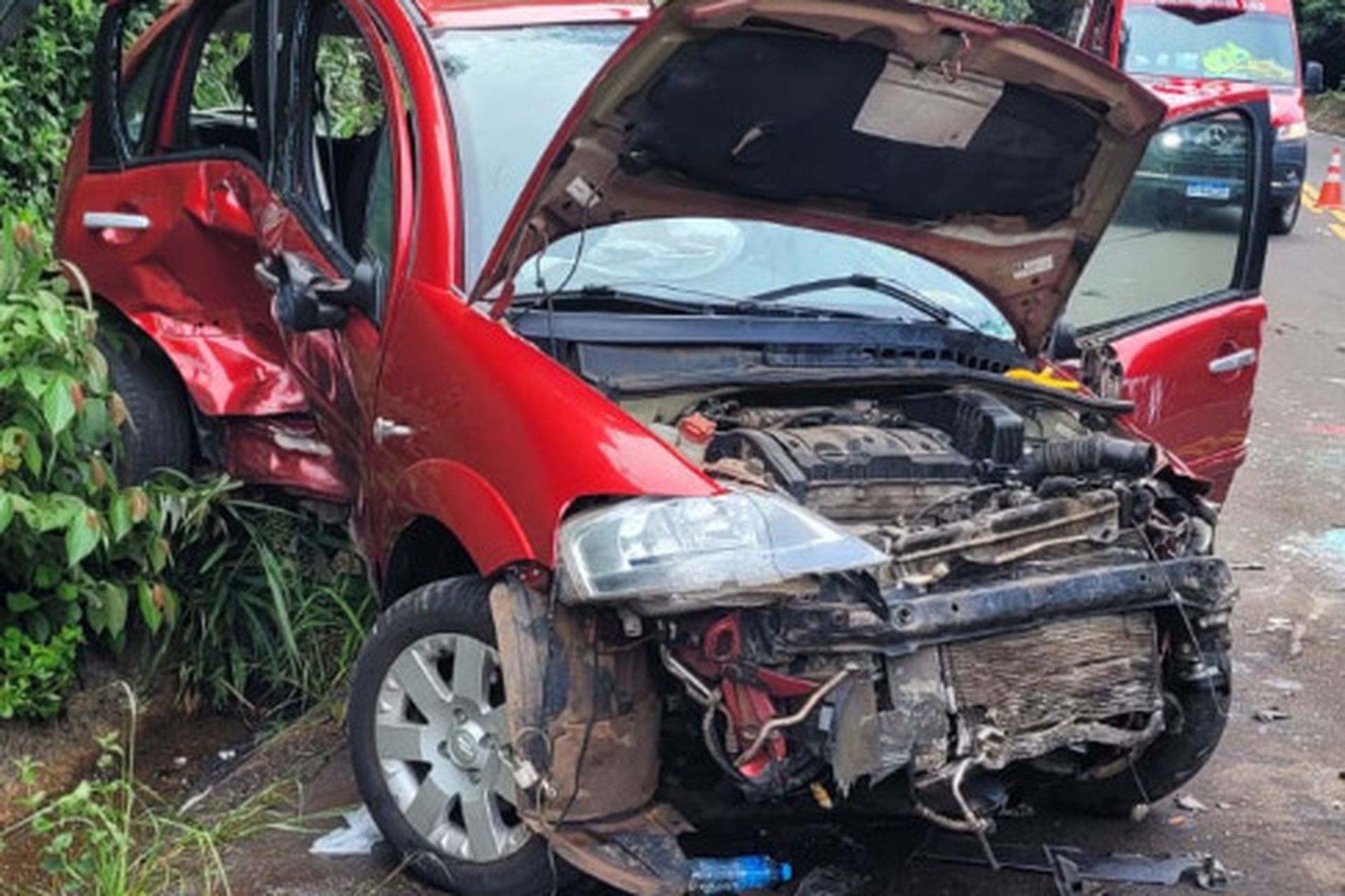 Colisão frontal entre dois carros deixa quatro feridos em Guaraciaba
