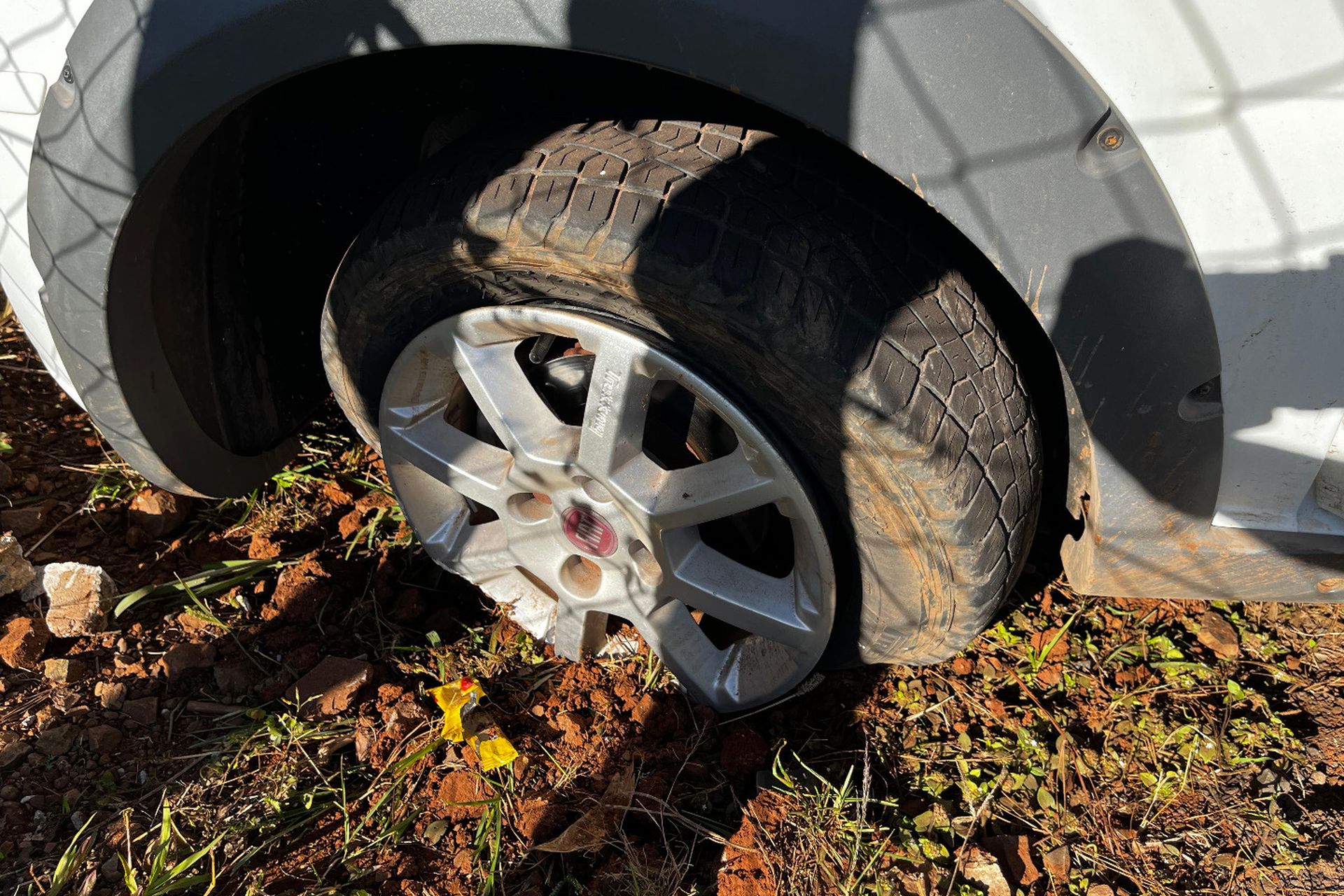 Colisão entre carro e carreta deixa mulher ferida na Avenida Willy Barth