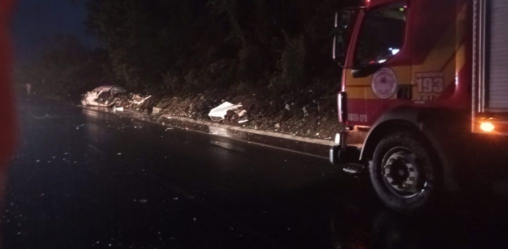 Duas pessoas morrem e cinco ficam feridas em grave acidente na BR-282