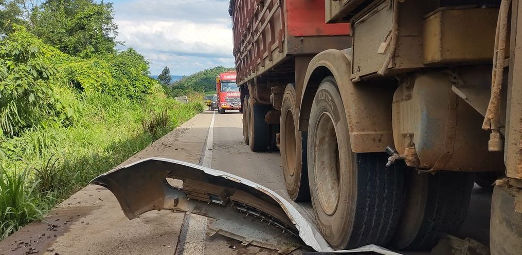 Colisão frontal entre carro e carreta deixa homem ferido na BR 163, em Guaraciaba