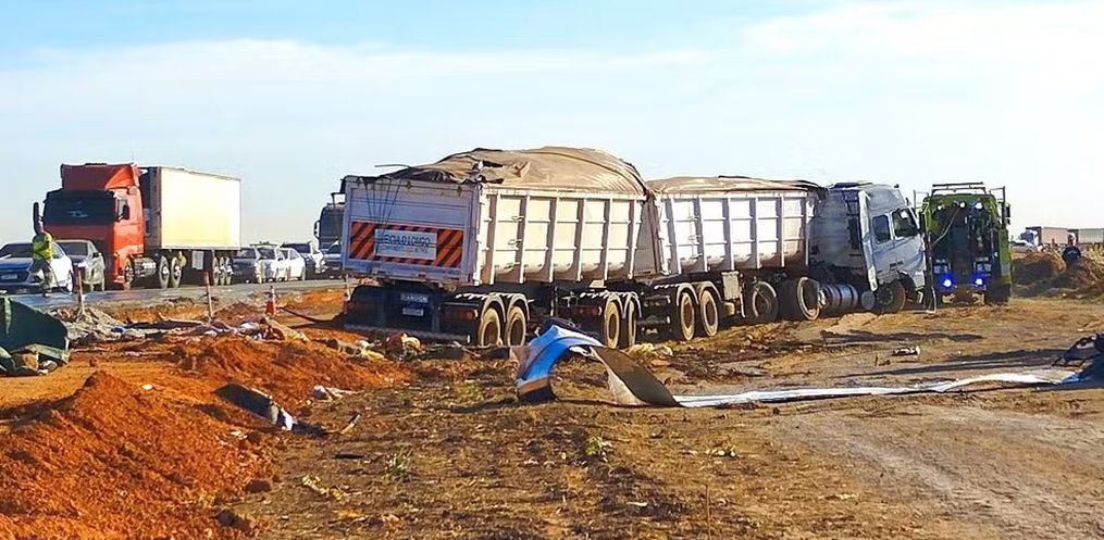 Batida entre ônibus e carreta deixa 11 mortos e mais de 40 feridos na BR-163 em MT