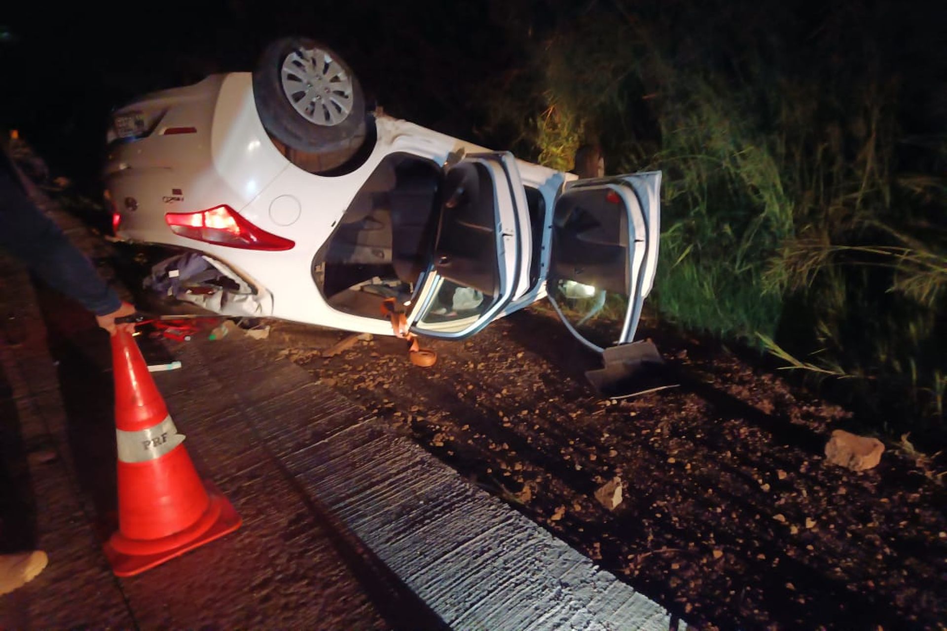 Motorista fica preso dentro de veículo após saída de pista seguida de capotamento na BR 163