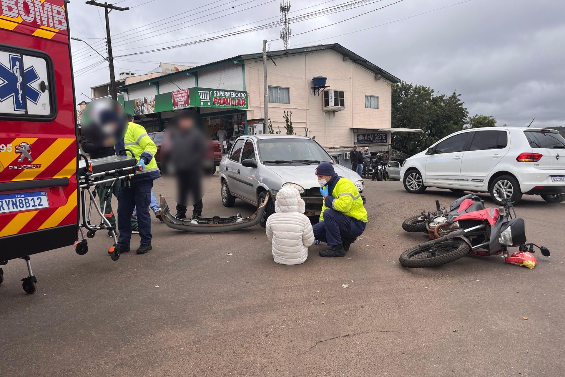 Mulher fica ferida em acidente entre carro e moto, em São Miguel do Oeste