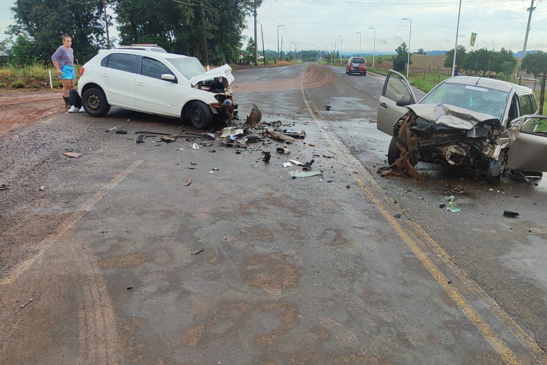Colisão frontal entre dois carros deixa uma vítima fatal e quatro feridos em Palmitos