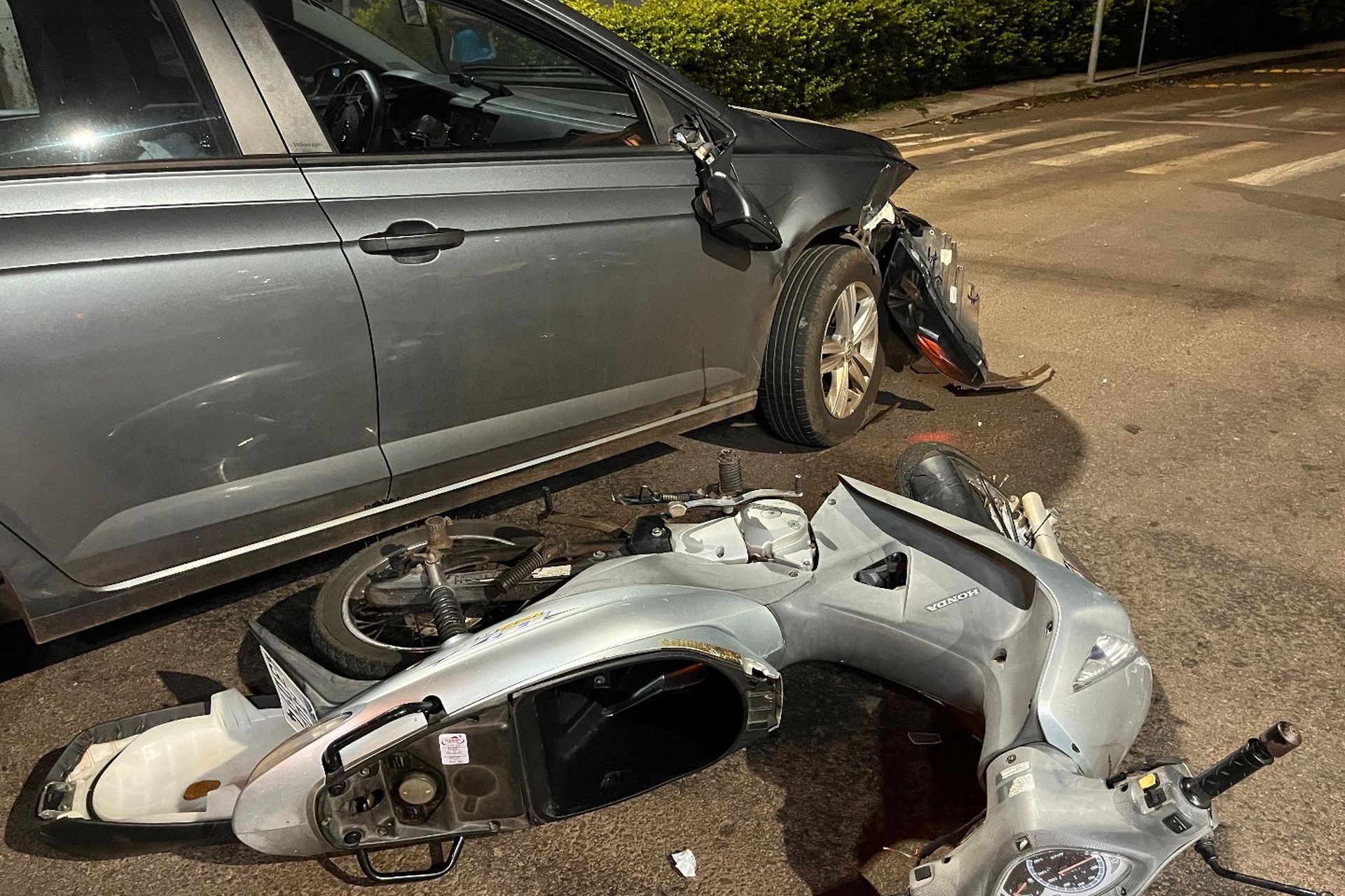 Colisão entre carro e moto deixa mulher ferida em SMOeste