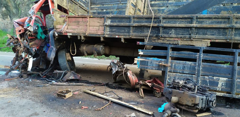 Colisão entre caminhão e carreta de Guaraciaba deixa três feridos na BR-282