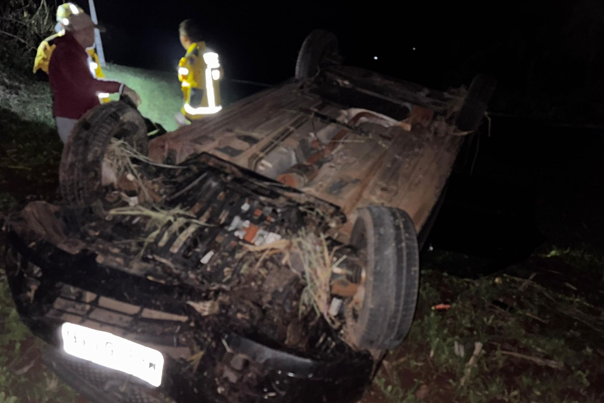 Capotamento deixa quatro feridos na SC-492, em Bandeirante