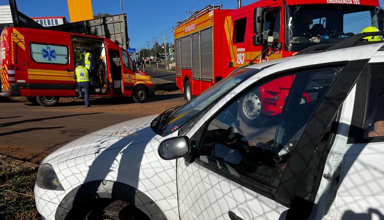 Colisão entre carro e carreta deixa mulher ferida na Avenida Willy Barth