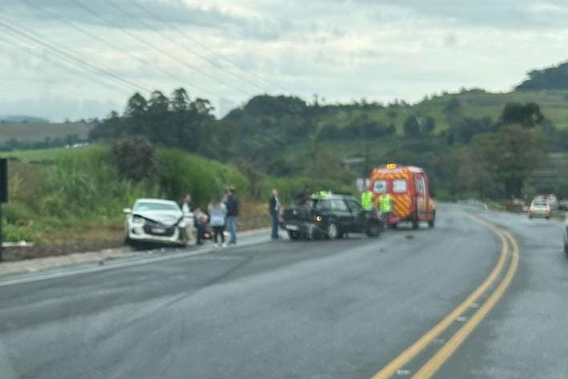 Dois feridos em colisão frontal entre carros na SC-283, em Palmitos