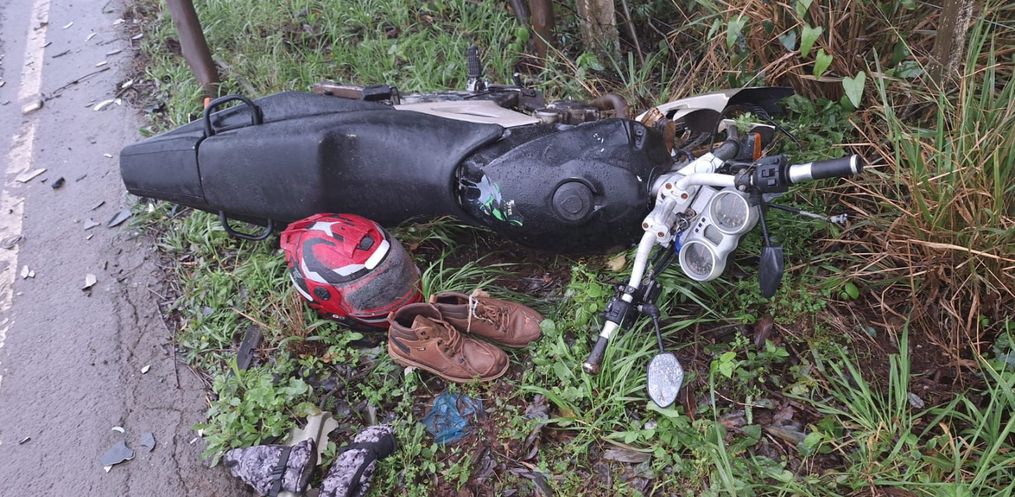 Colisão entre carro e moto deixa motociclista ferido em Anchieta