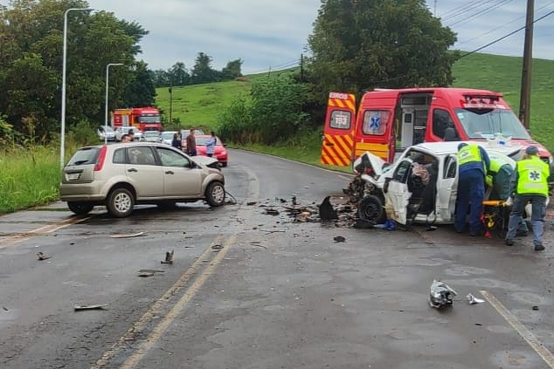 Colisão frontal entre dois carros deixa uma vítima fatal e quatro feridos em Palmitos