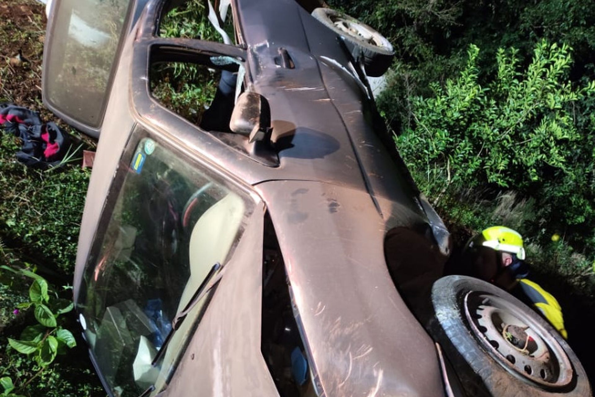 Motorista capota carro e é preso por embriaguez ao volante em Descanso